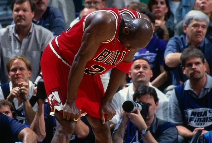 Τα παπούτσια που φόραγε ο Μάικλ Τζόρνταν στο «Flu Game» πουλήθηκαν έναντι 1,38 εκ. δολαρίων! | SDNA